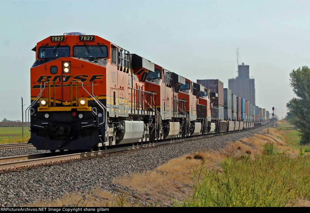 BNSF 7827 leads a wb stack train down the panhandle sub at 70MPH.
